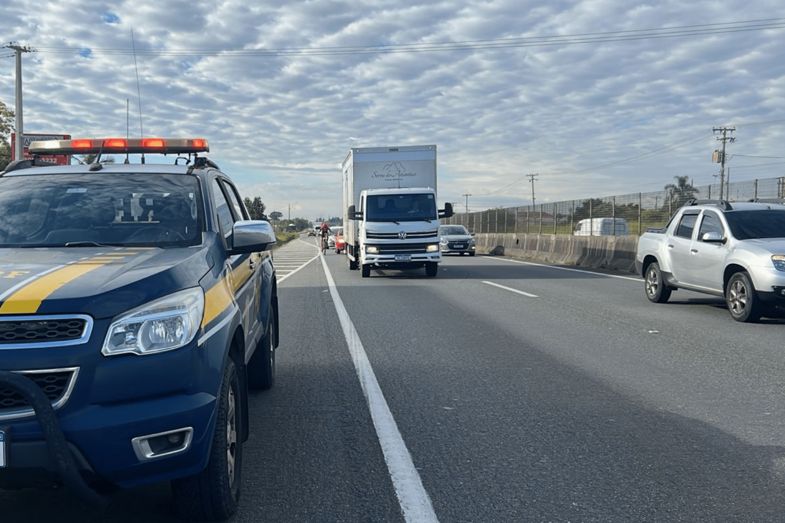 PRF flagra 64 veículos transitando no acostamento da BR-277 em menos de uma hora – CBN Curitiba ...
